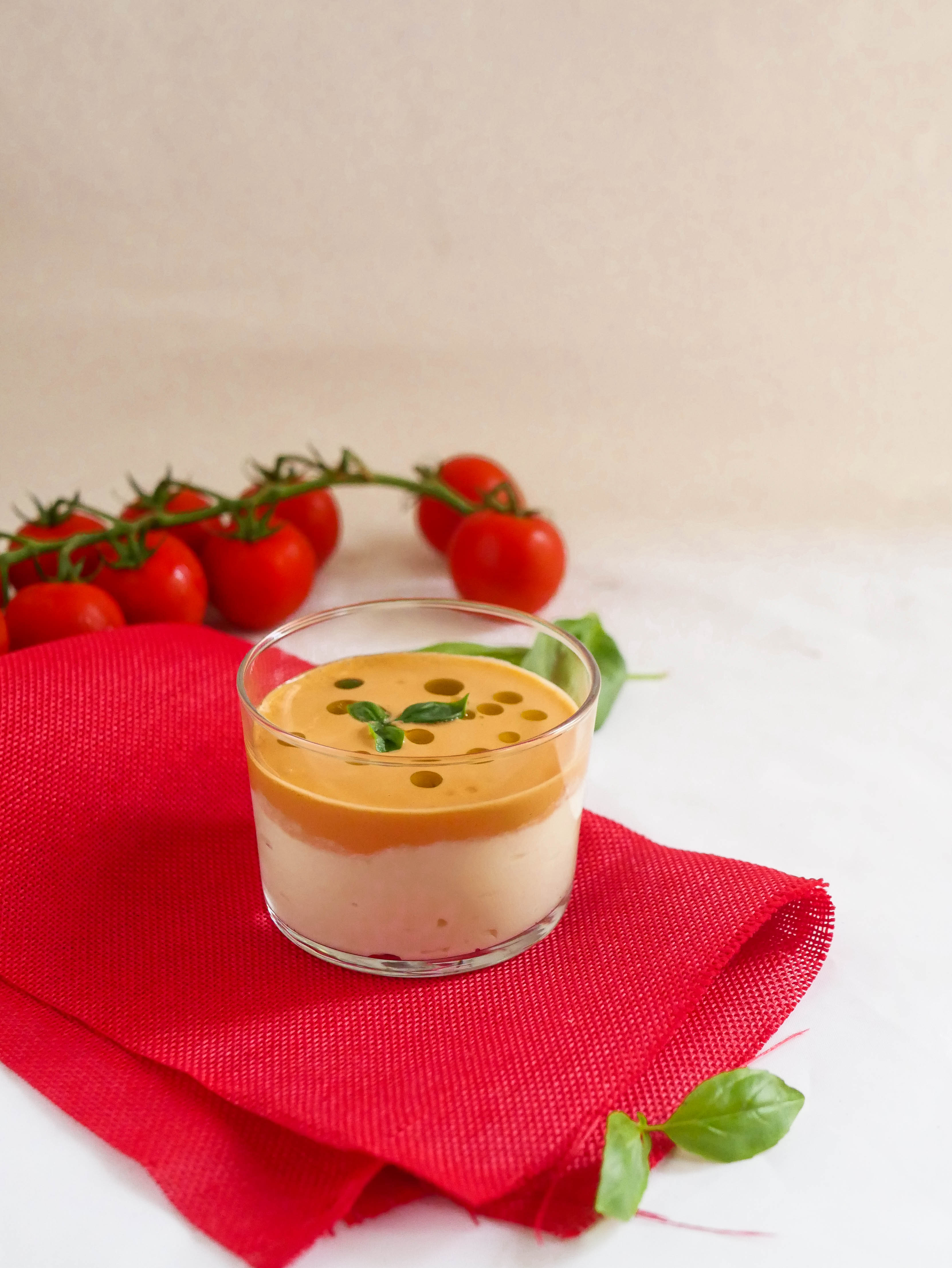 Caprese scomposta, mousse di mozzarella e pomodoro